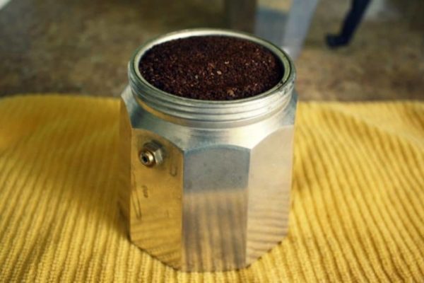 How To Use A Moka Pot To Make Delicious Coffee On The Stove